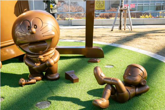 Doraemon celebra 50 años con monumento de bronce en Shibuya